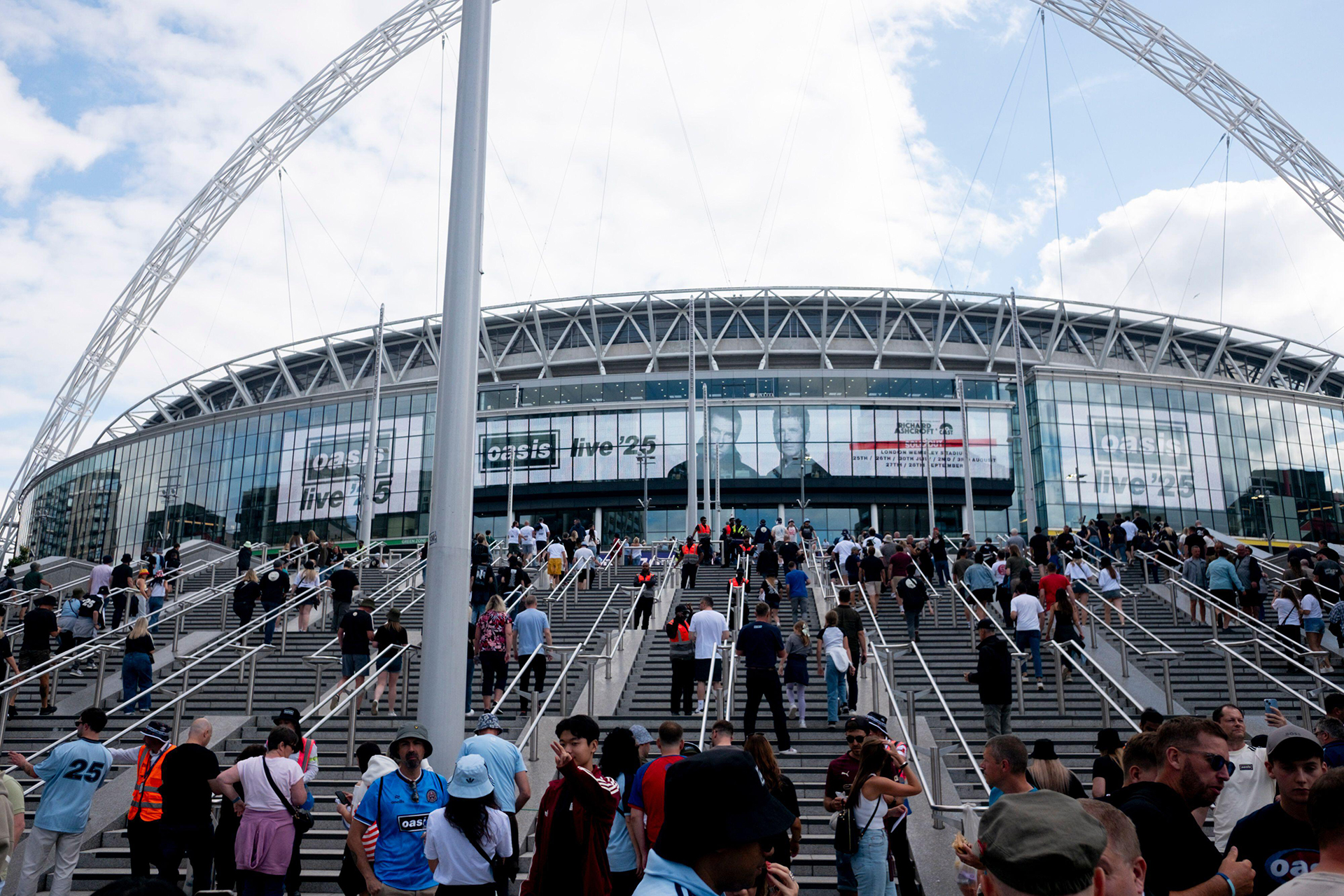 Oasis fans raise more than £19K for family of dad who died at show ...