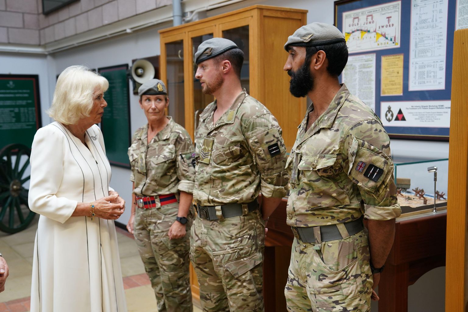 Queen presented with brooch to mark dedication to army battalion