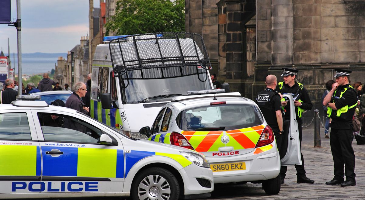 Edinburgh's Princes St locked down over suspect package | News - Forth 1