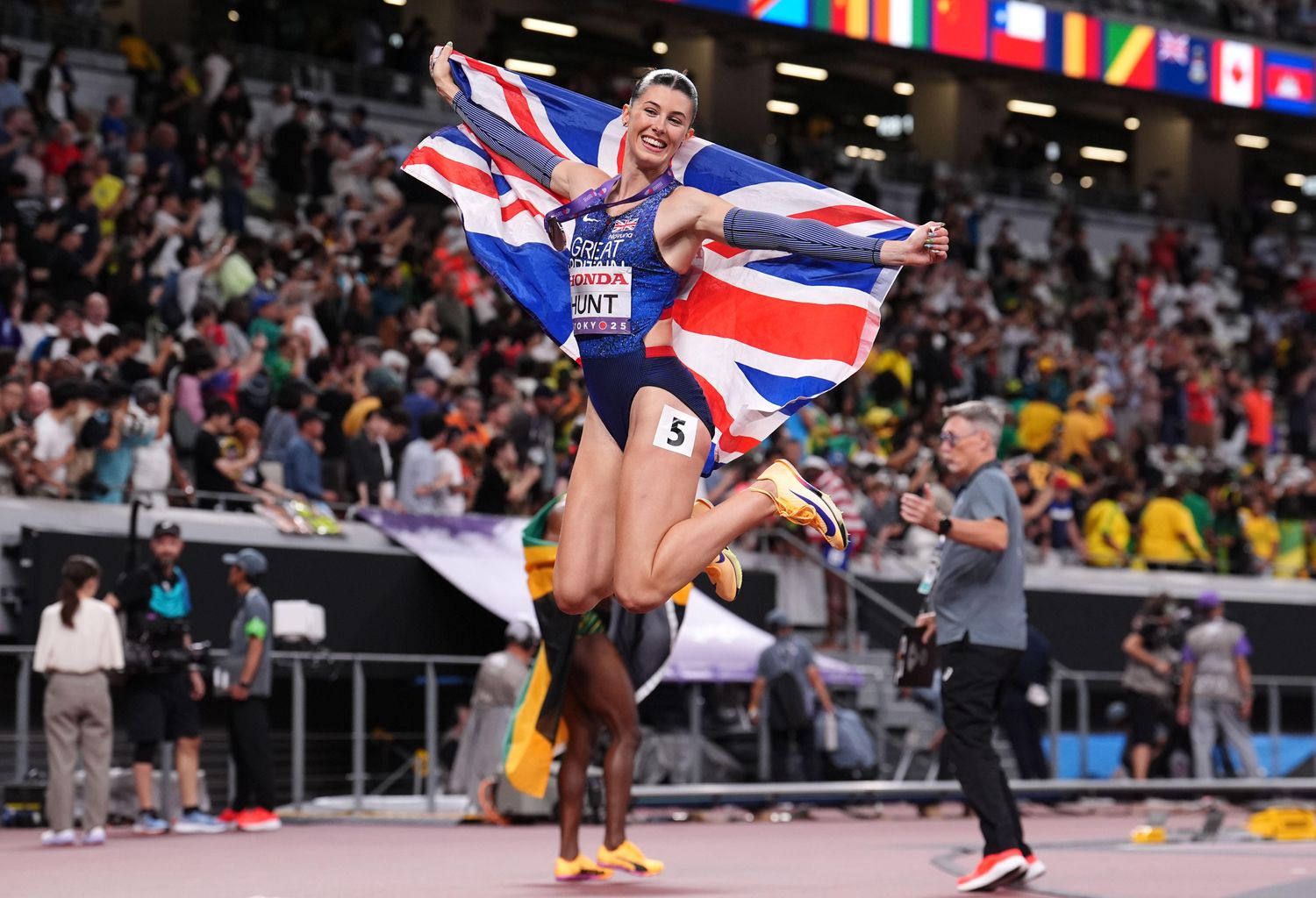 Amy Hunt wins 200m silver at World Championships in Tokyo