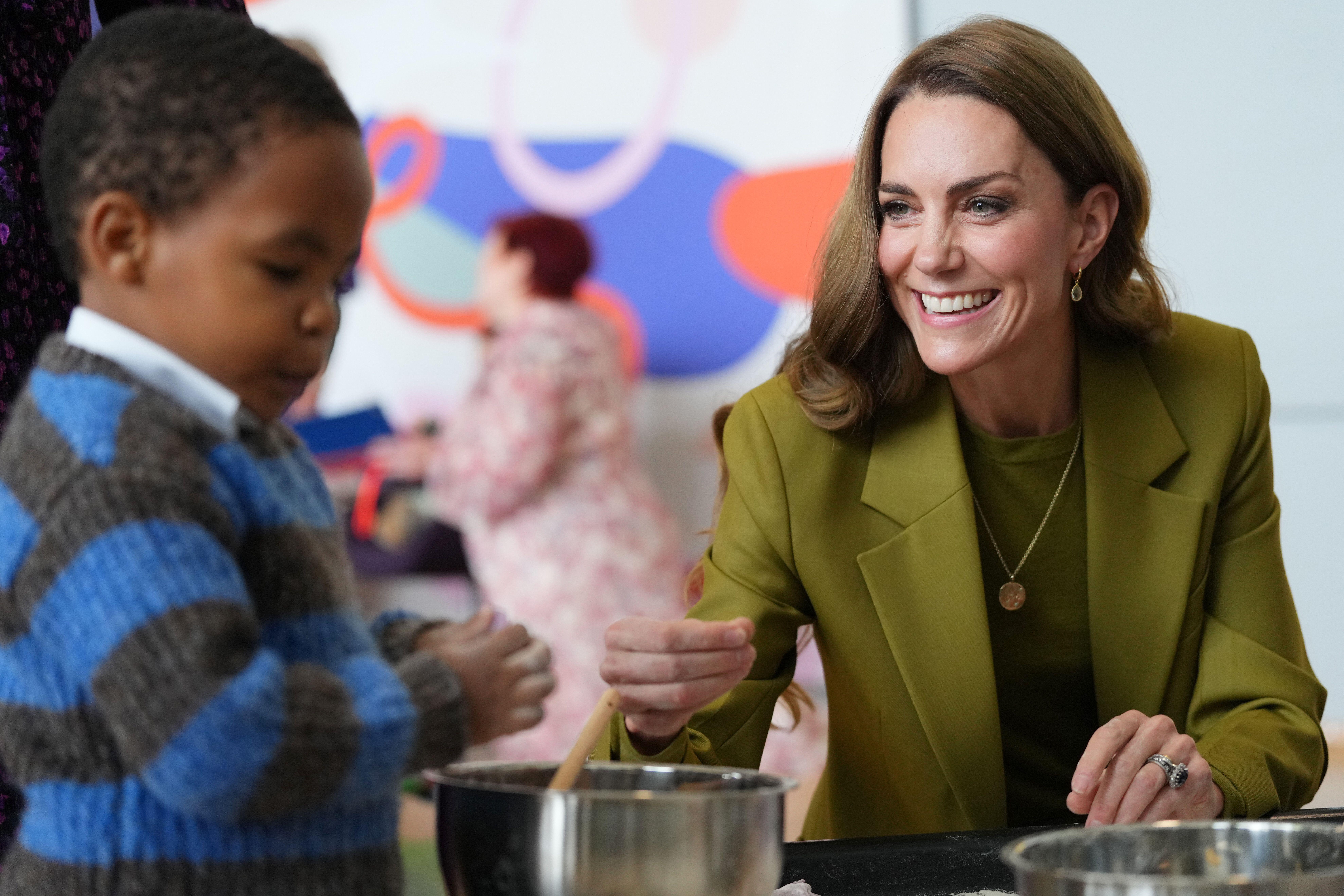 Princess Kate enjoys making cakes with children at Home-Start Oxford ...