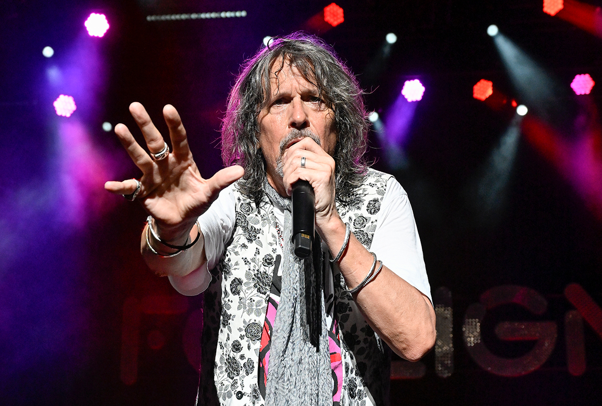Watch Kelly Hansen say an emotional goodbye at his final Foreigner concert