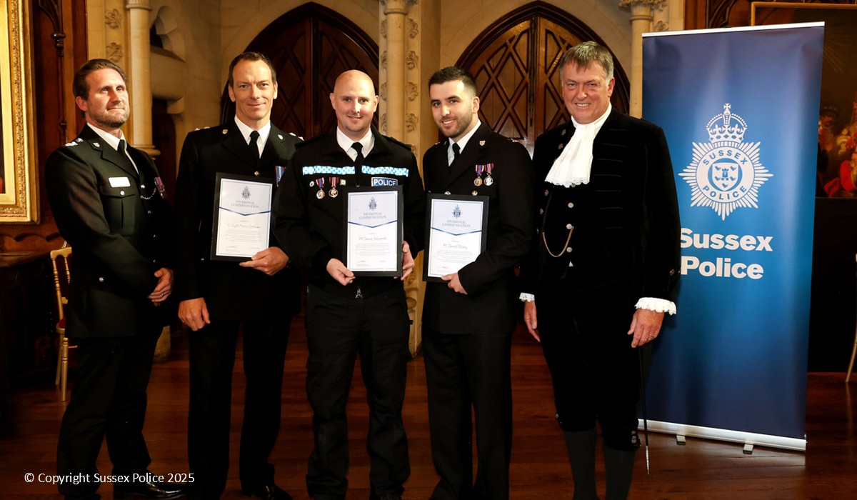 Award for officers who prevented prisoner's escape from HMP Ford