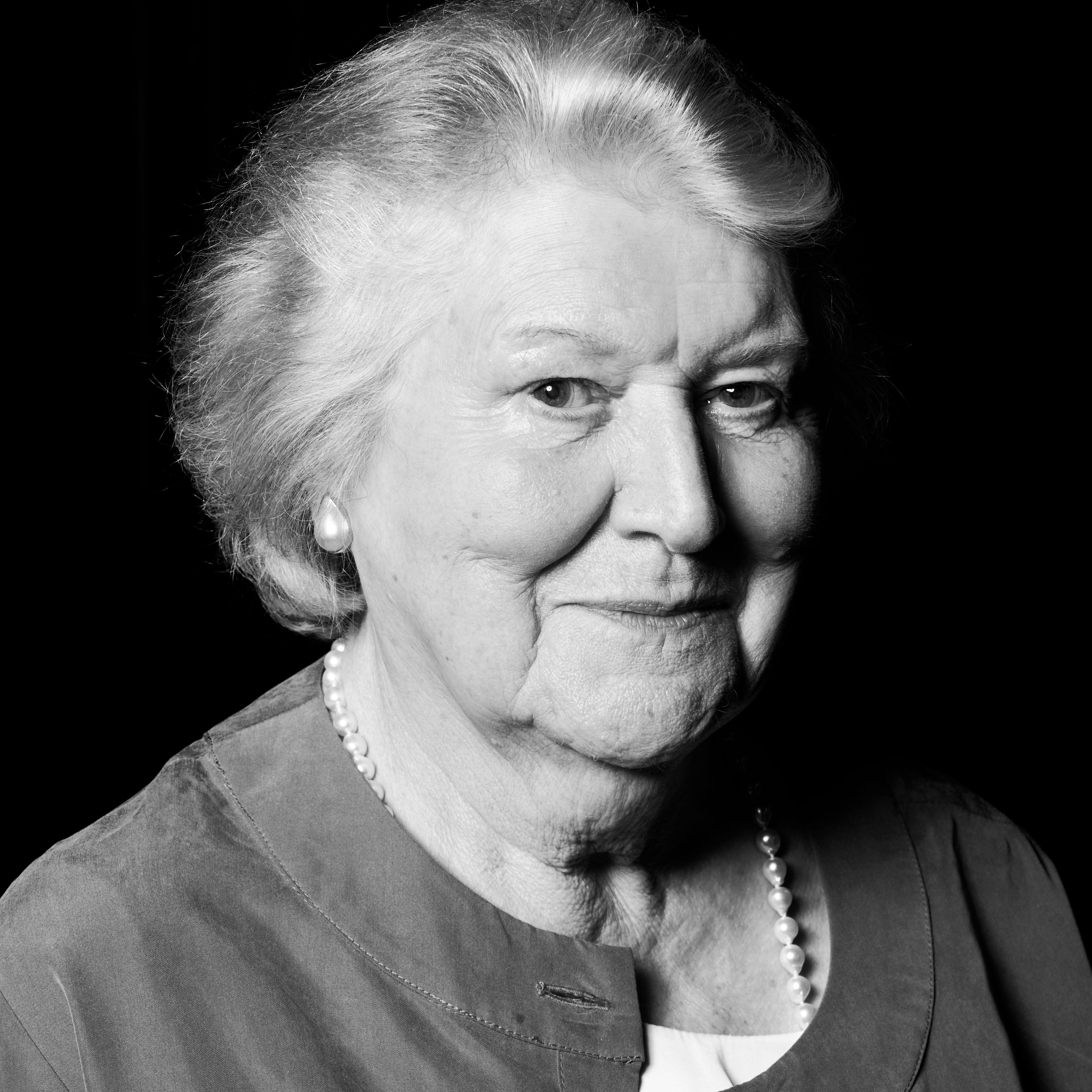 Hundreds gather for funeral of Dame Patricia Routledge