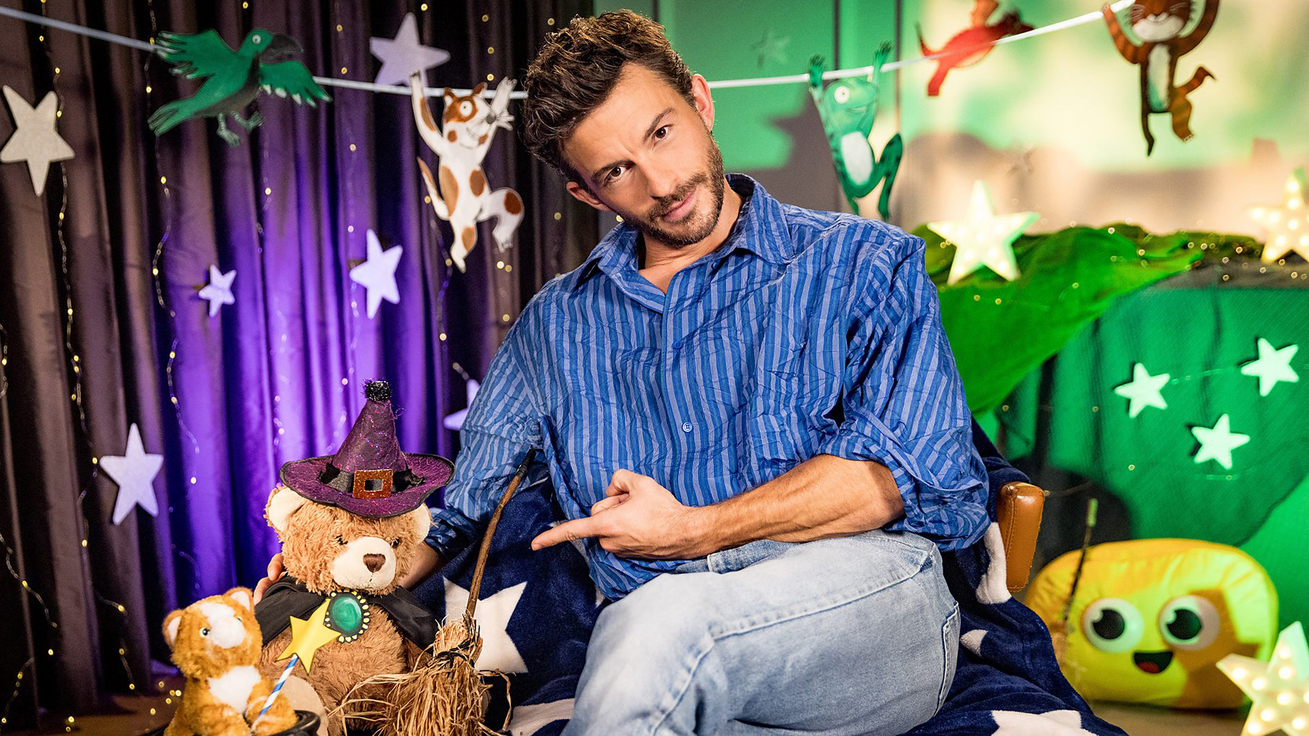 Jonathan Bailey is reading a Wicked-themed CBeebies Bedtime Story