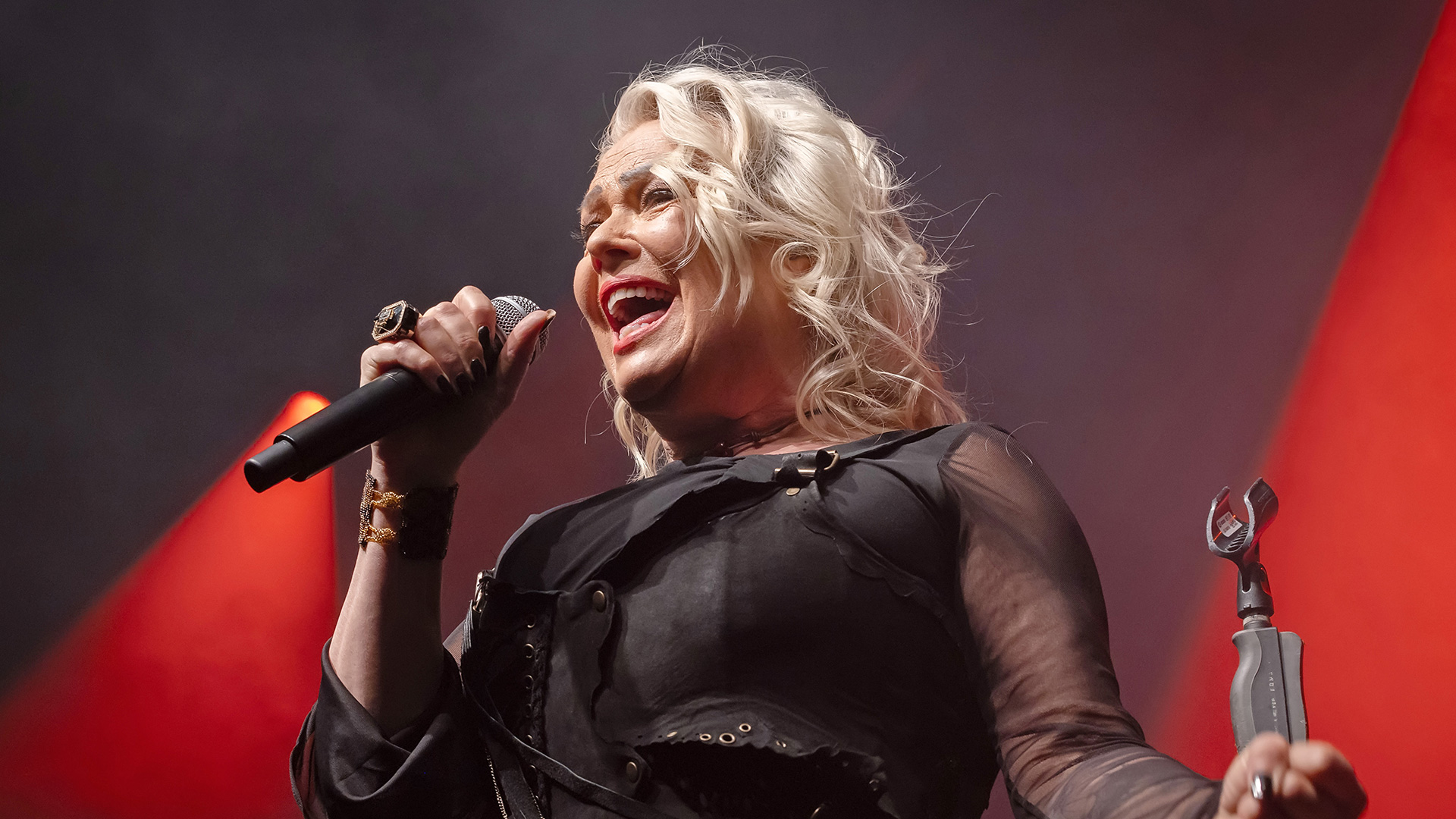 Kim Wilde releases new album 'Closer Deluxe'