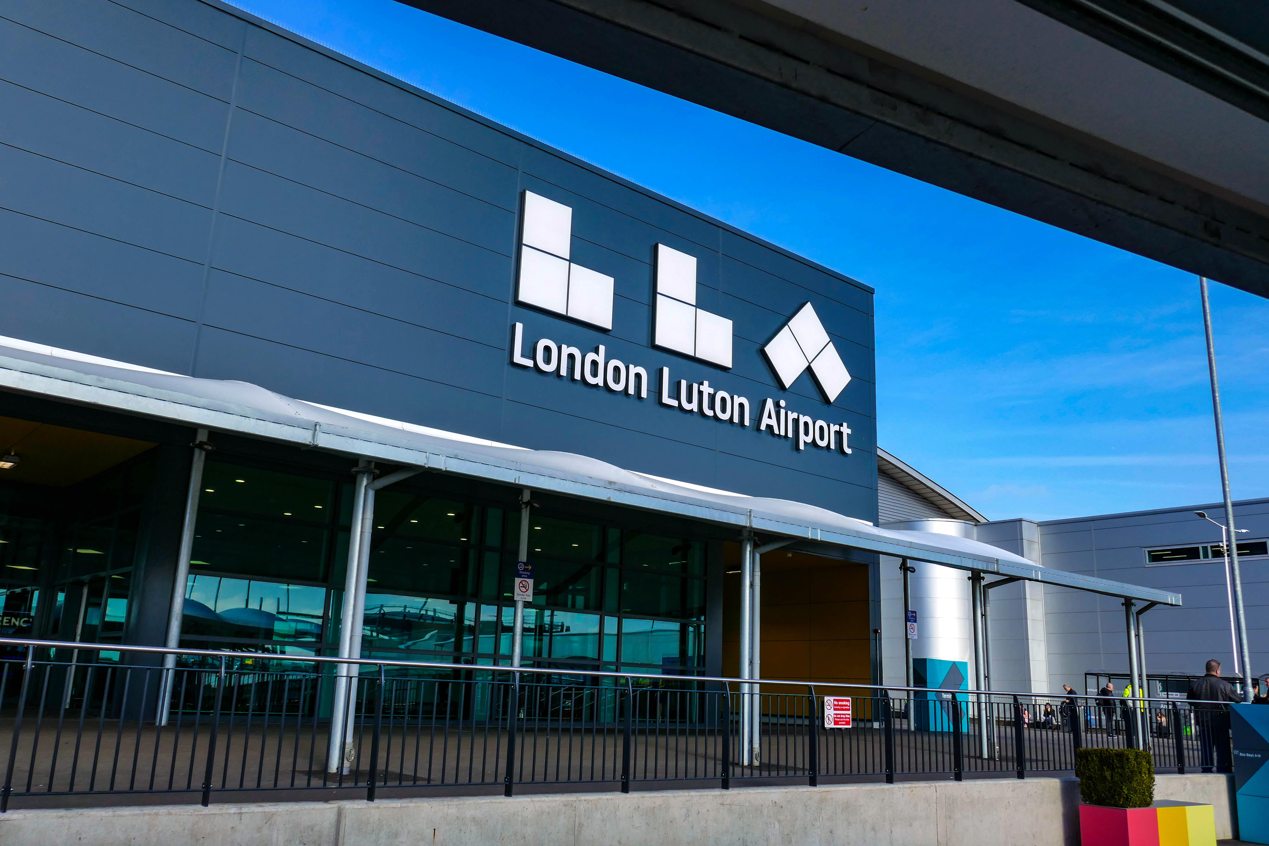 Check in and baggage staff to strike at Luton Airport over Christmas ...