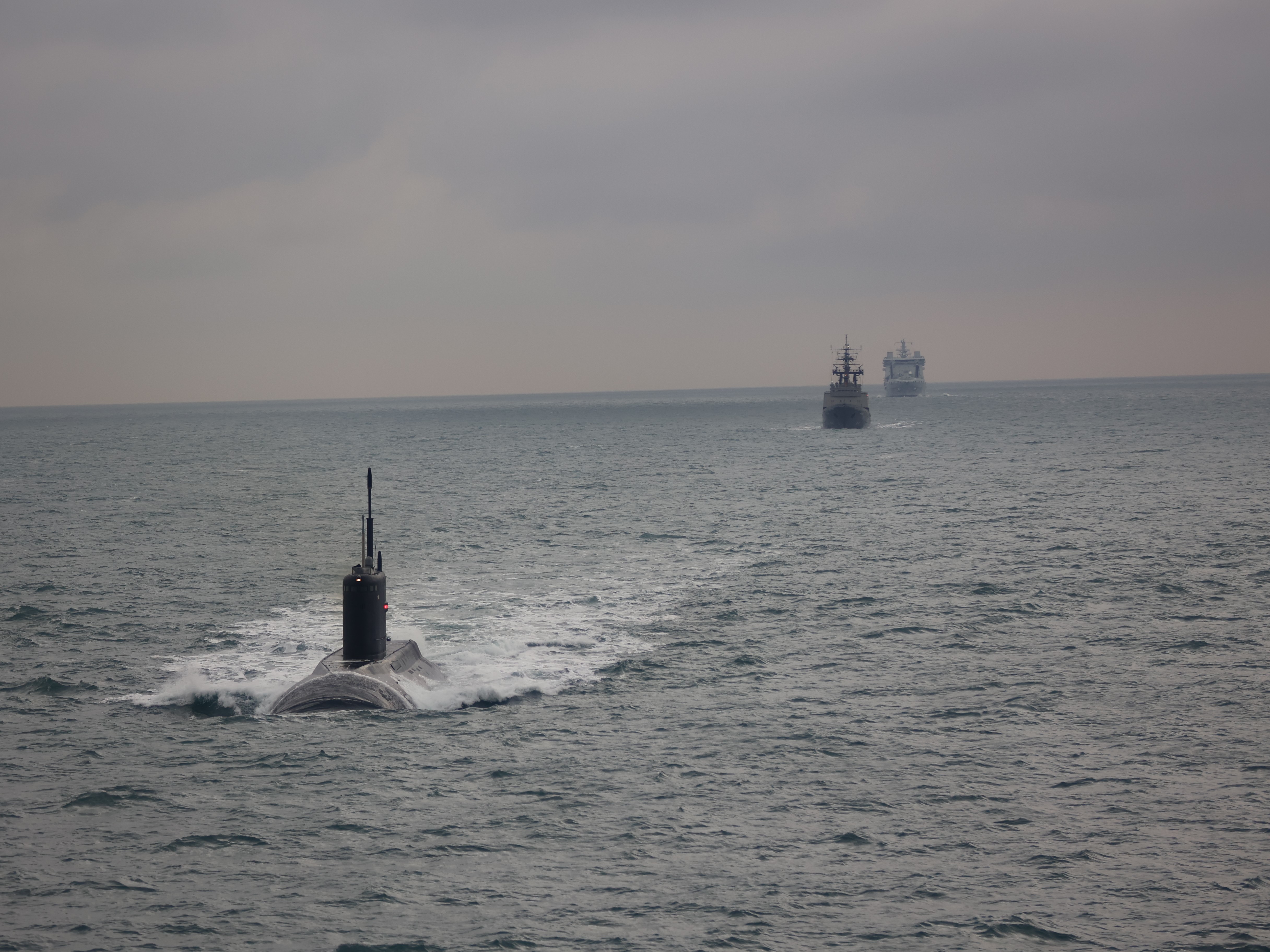 Royal Navy shadow Russian submarine through English Channel