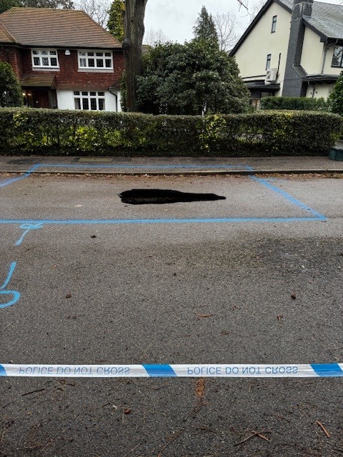 Park Avenue in Harpenden closed as sinkhole appears