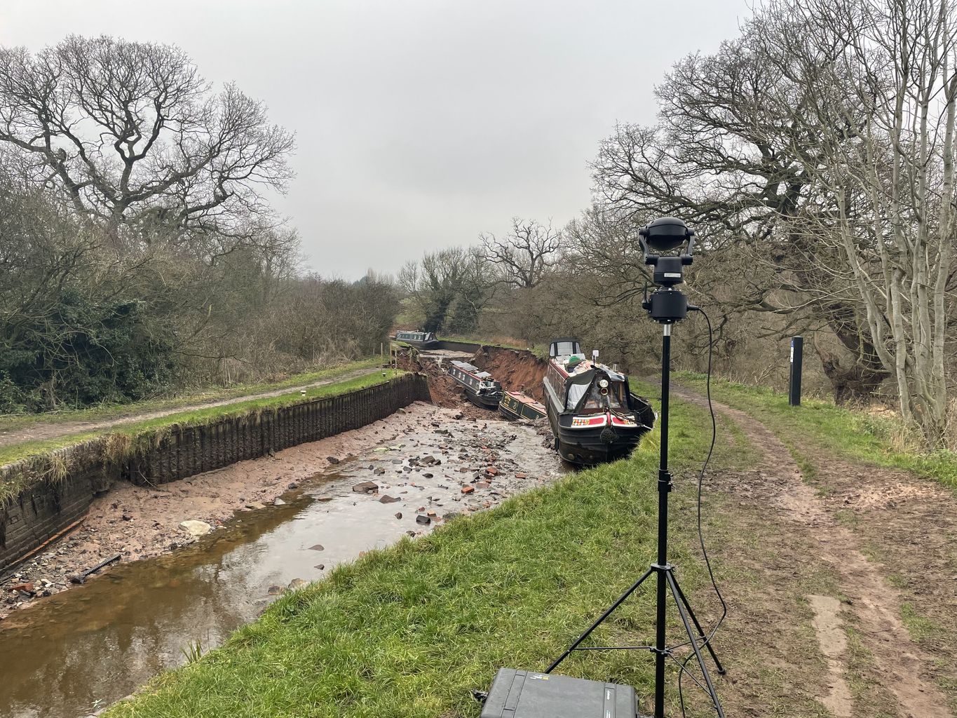 Stranded narrow boat refloated by engineers after Shropshire 'sinkhole ...