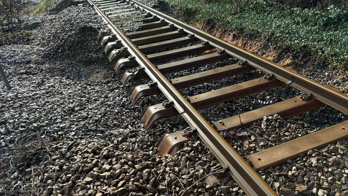 Flooding will continue to disrupt trains in Devon and Cornwall into ...