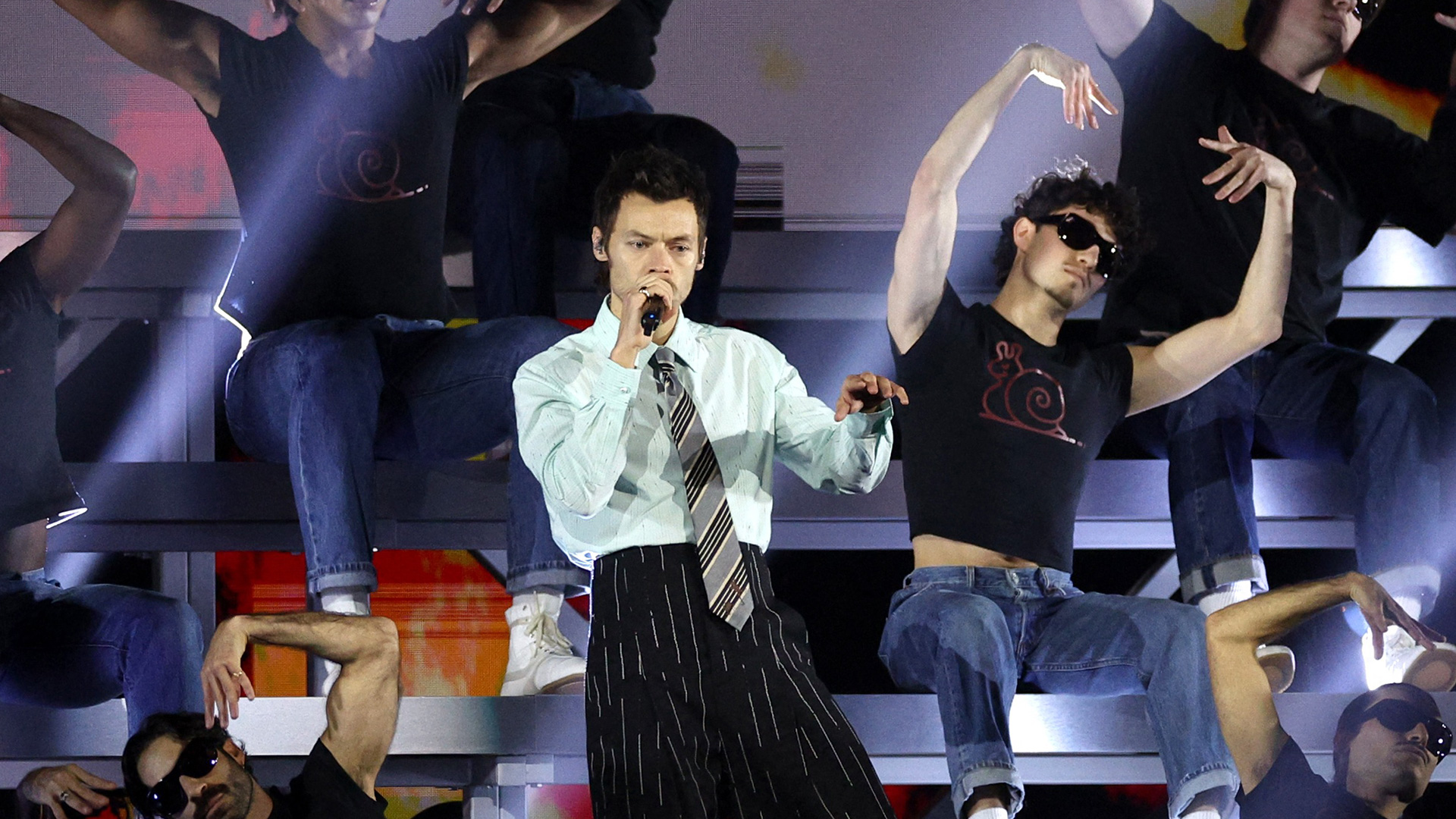 Harry Styles wows fans at The BRIT Awards with performance of 'Aperture'