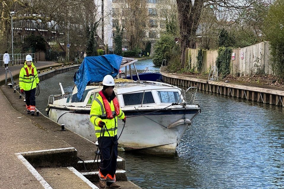 Large scale boat clean up on the Upper Thames | News - Hits Radio ...