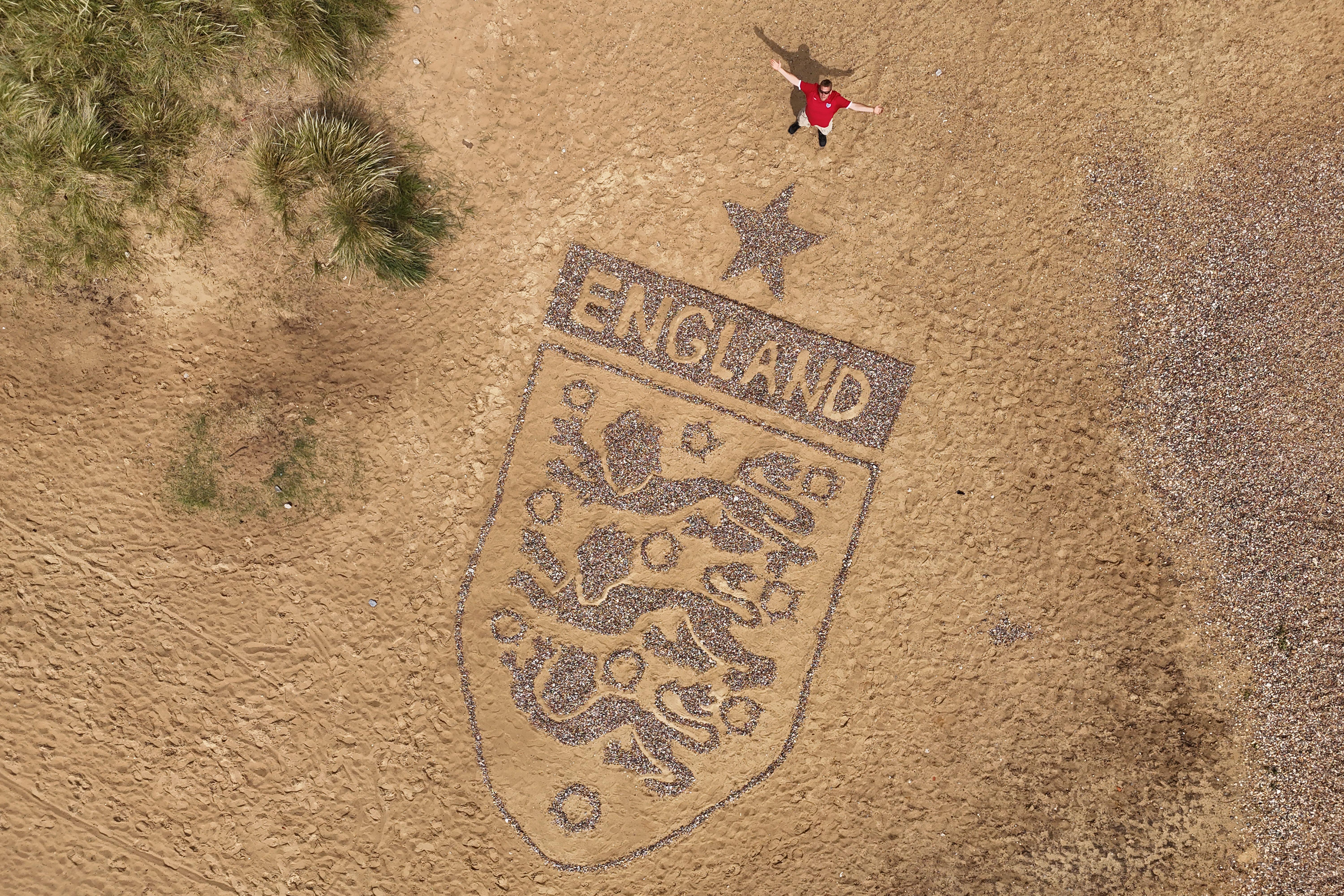 Artist crafts England badge on Suffolk beach to kick off World Cup ...