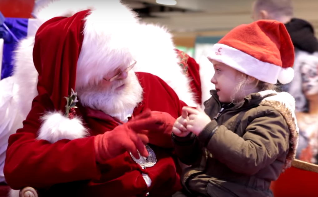 Heartwarming video of Santa using sign language with a 3-year-old goes ...