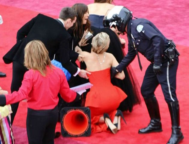 VIDEO: Jennifer Lawrence Falls Over at The Oscars… Again! | Celebrity ...