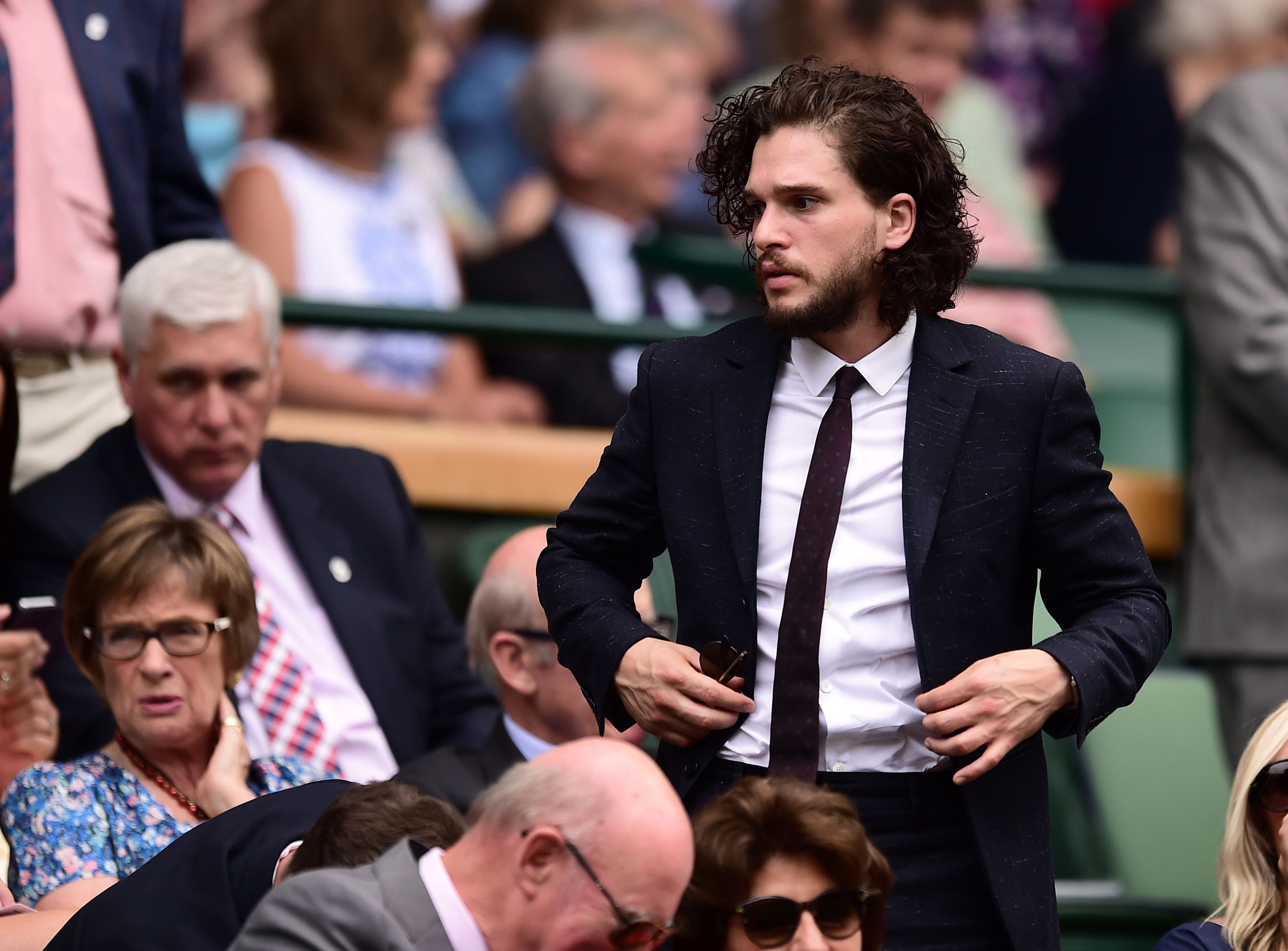 Kit Harington sports 'Jon Snow' haircut amidst rumours of Game of ...
