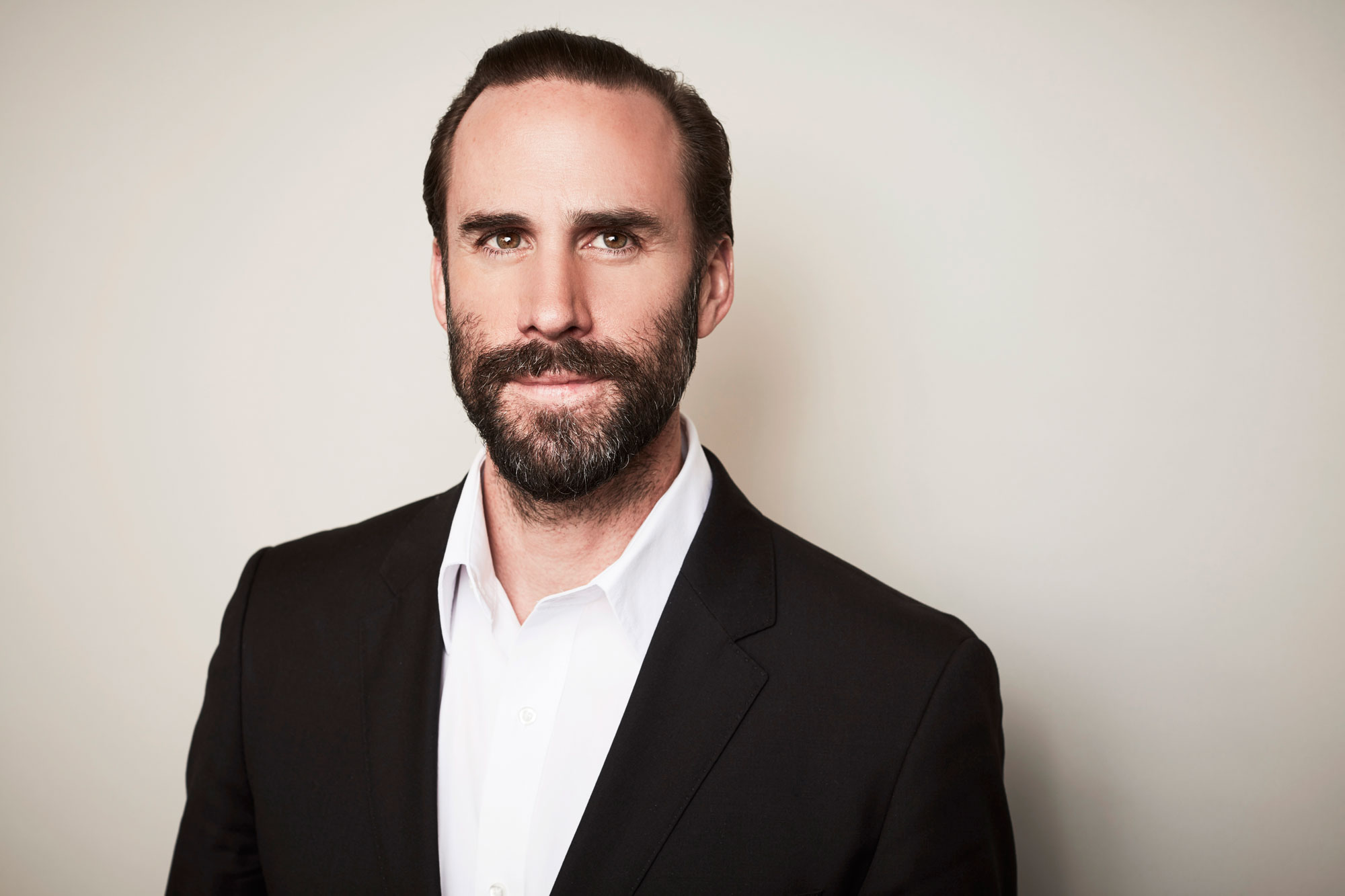 First pictures of Joseph Fiennes as Michael Jackson released and it's ...