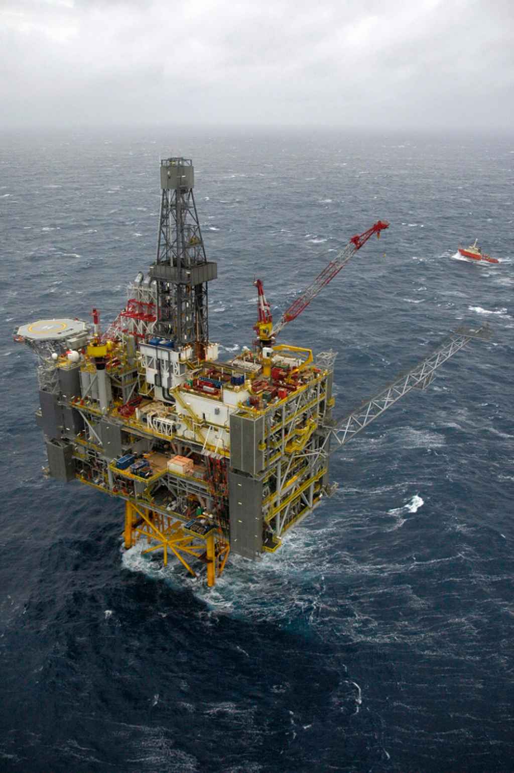 North Sea oil spill heading away from land, BP says | News - Clyde 1
