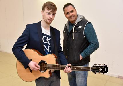 Manchester Singer Heads for Calais | News - undefined